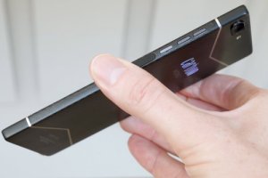 Carbon Mobile has announced a carbon fiber smartphone